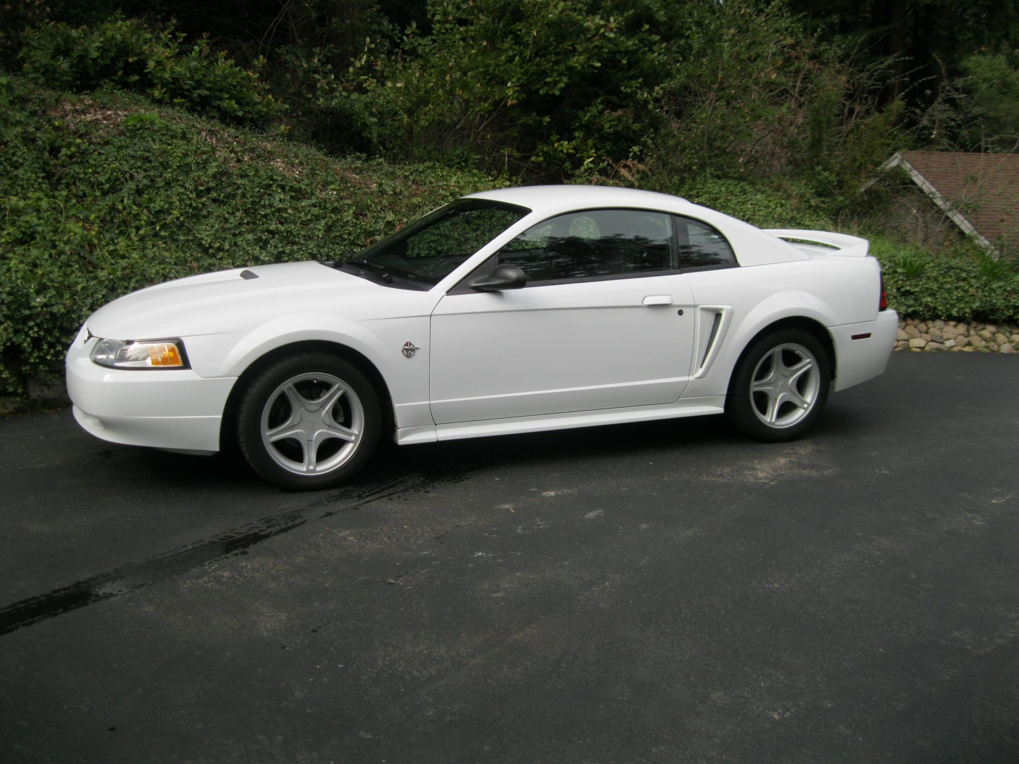 Crystal White 1999 Ford Mustang