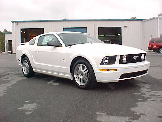 Performance White 2005 Ford Mustang