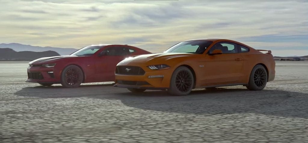Video: 2018 Ford Mustang GT vs Camaro SS 1LE - Desert Drag Race - Mustang Specs