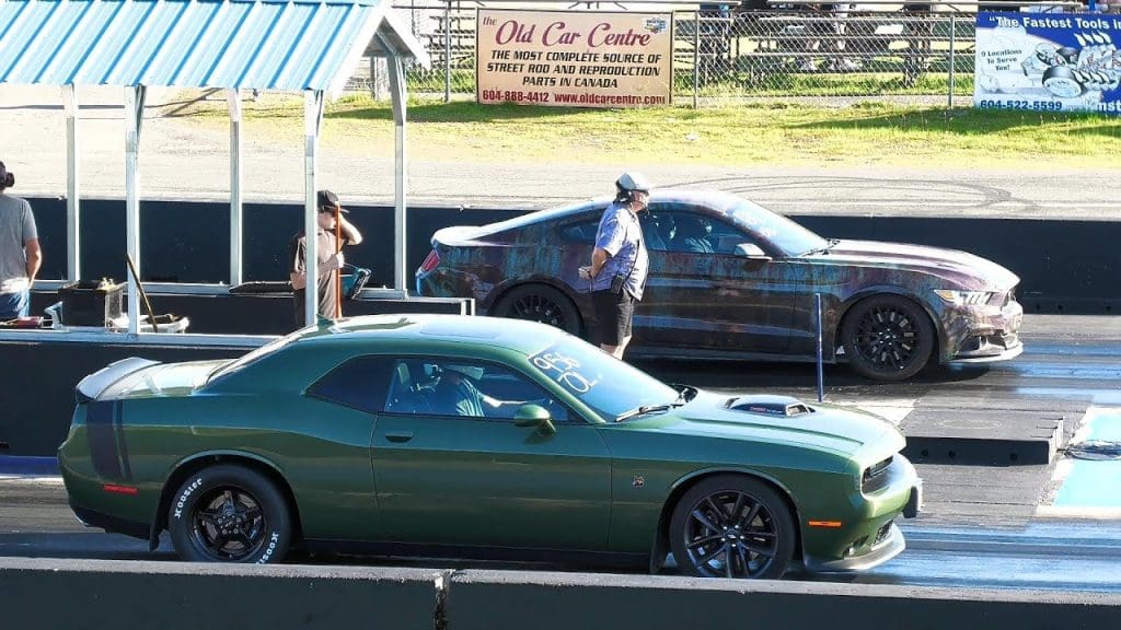 Mustang GT Drag Races A Dodge Challenger Scat Pack - Mustang Specs